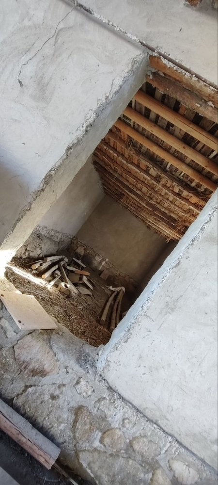 Moshina bozor orqasida 5 sotixdan iborat uchastka sotiladi. 3 ta xonas