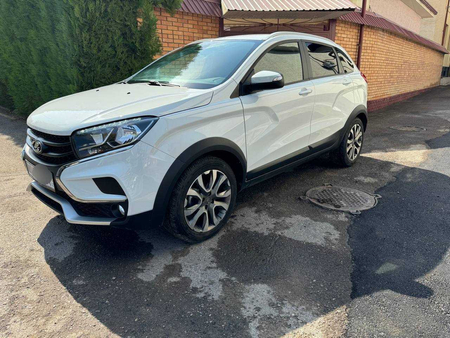 Машина lada Xray Cross