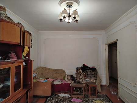 ПРОДАЕТСЯ Чирчик ш. Центральный бозор кирпичный дом 3-этаж 3х