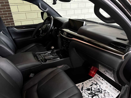 Lexus LX 570 год 2017