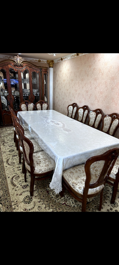 Стол и стулья в хорошем состоянии