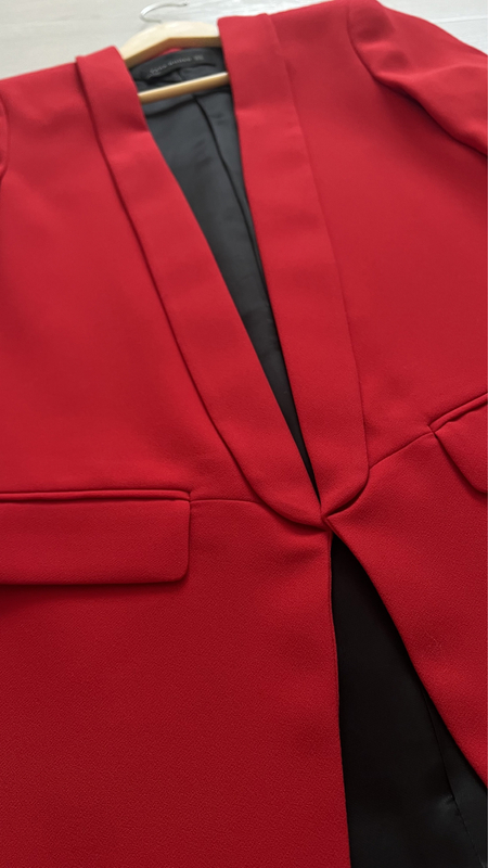 Продам чёрный и красны пиджак лёгкий от ZARA
