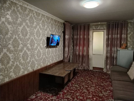 Шарк мехмонхонаси якинида катта йулнинг буйида