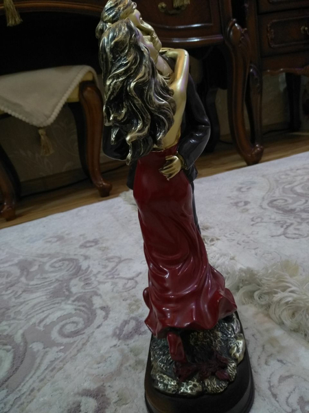 Statuetka eri xotin xaykali