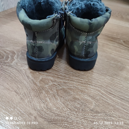 Продам детские ботинки
