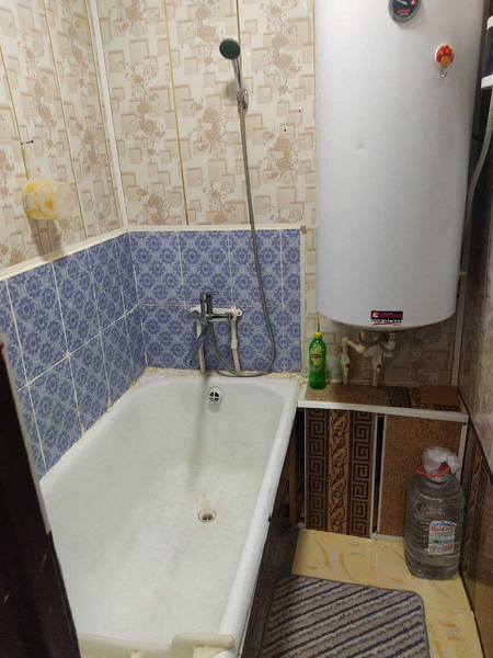 Чирчиқда 3хонали кв срочно сотилади  1 этаж 4мк 33000$ келишамиз