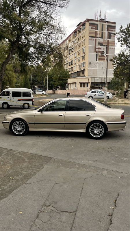 BMW E39 523i