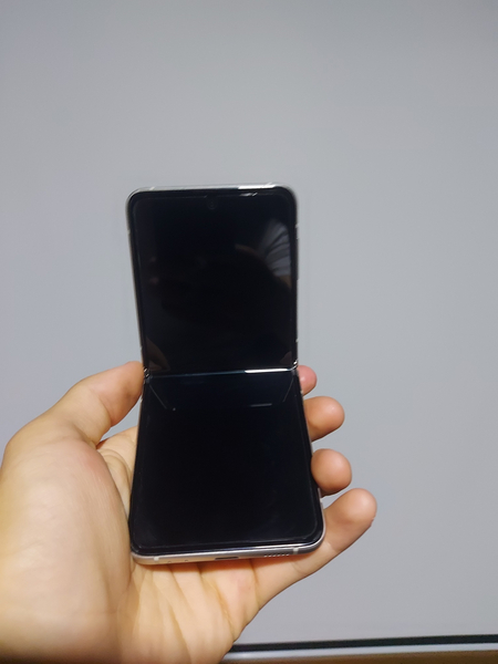 Samsung ZFlip 3 gold