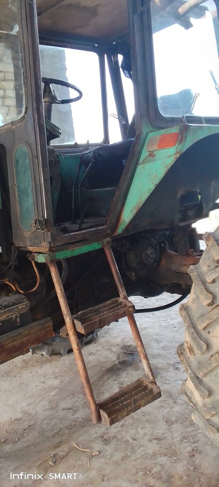 Traktor sotiladi