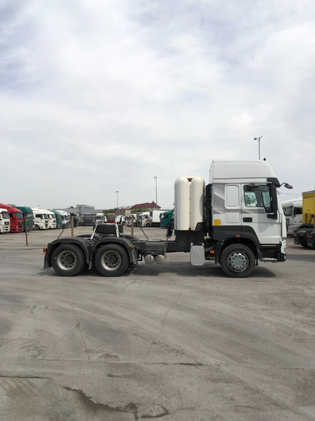 Сотувда мавжуд! Седельный тягач HOWO V7X CNG (подушка)
