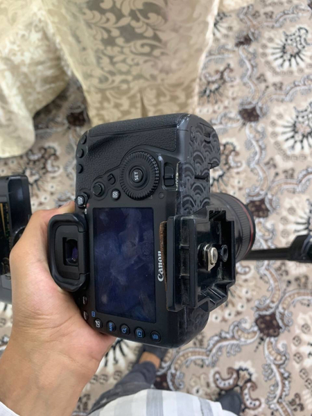 Canon 5 d mark 4 holati zur batere 2 zaryadnik projector batare 2 ta