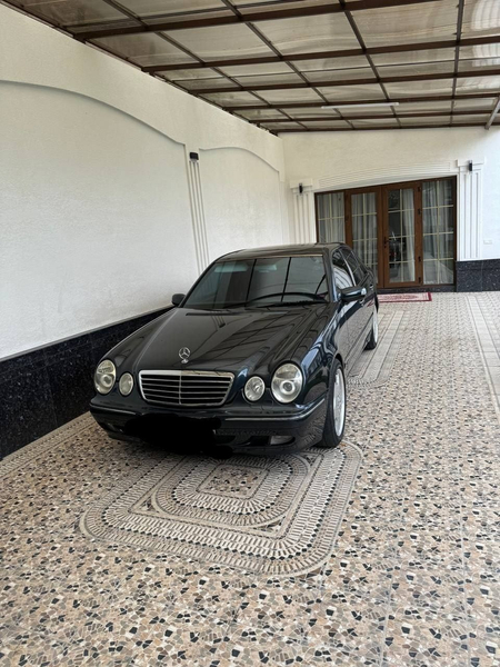Mercdenz-Benz 210