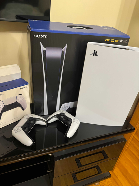 PlayStation 5 Digital Edition + 8 игр и джойстик