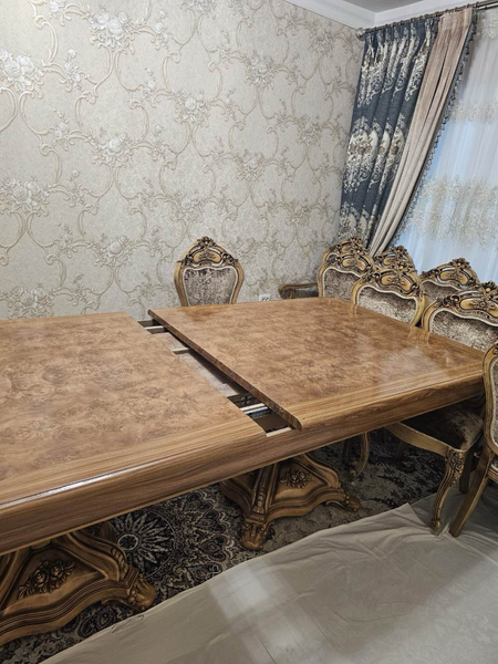 Мебель для гостинной. Продается стол со стульями в отличном состоянии.