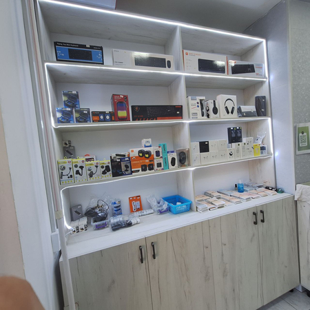 Срочно продаётся мебель для аксессуар магазина