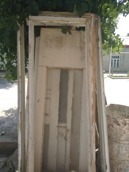 Продам оконные рамки и двери с коробкой