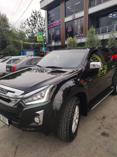 Пикап ISUZI  D-MAX автомат 2023