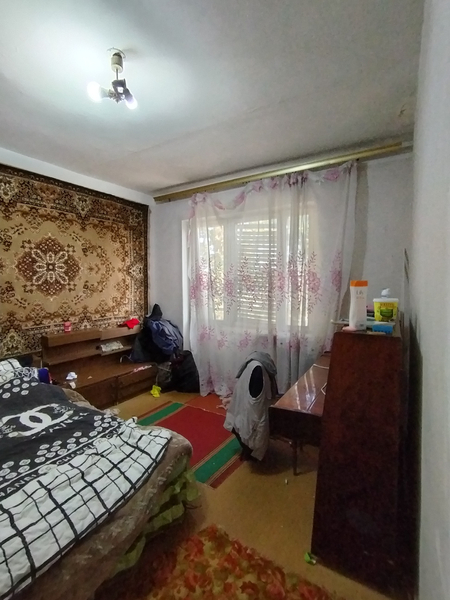ПРОДАЕТСЯ Чирчик ш. Центральный бозор кирпичный дом 3-этаж 3х