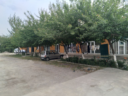 Нотурар бино сотилади