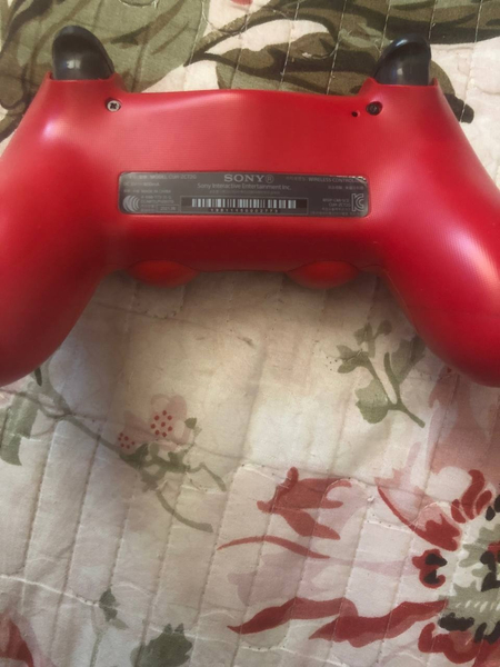 Продаю оригинальный геймпад для Playstation 4.