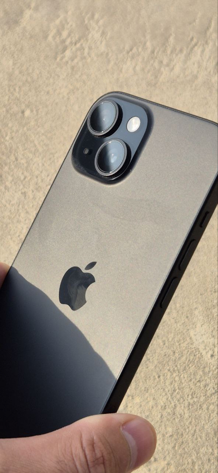 I phone 15 qora rangda 128 gb narxi 550$