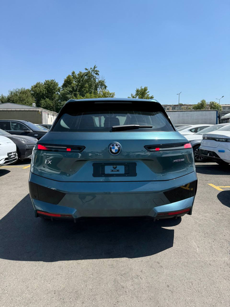 В Наличий BMW Ix XDrive M50