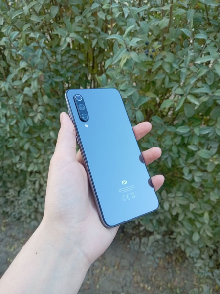 Mi9 se. Xotira 64gb. Zaryad tutishi yaxshi. Ishlashi zoʻr.
