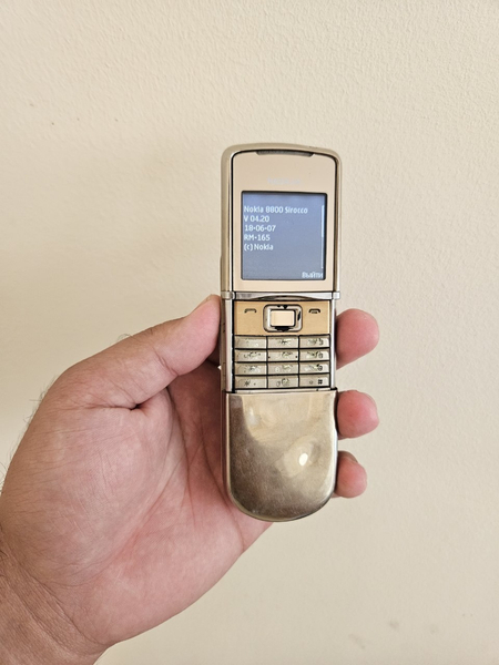 Nokia 8800 Sirocco srochna sotiladi