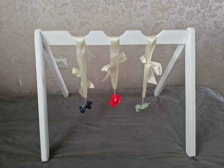 Продаю игровую  стойку с подвесными игрушками для новорожденных