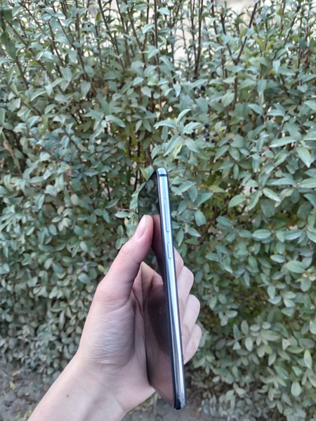 Mi9 se. Xotira 64gb. Zaryad tutishi yaxshi. Ishlashi zoʻr.
