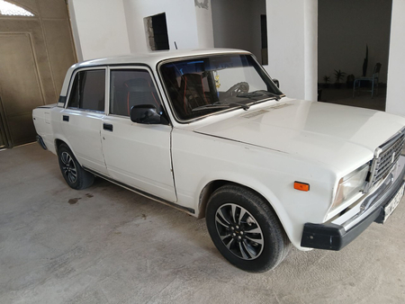 Lada 2107 yurib turgan moshina