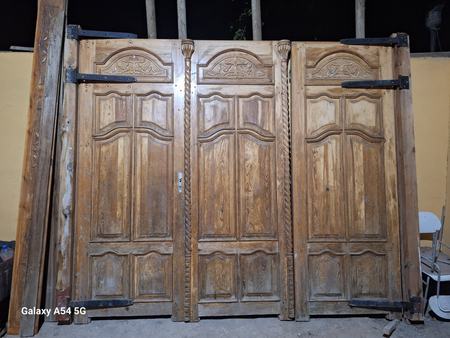 Darvoza Sotiladi Yongoqdan yasalgan boyii 2.80 eni 3mtr qalinligi 6sm