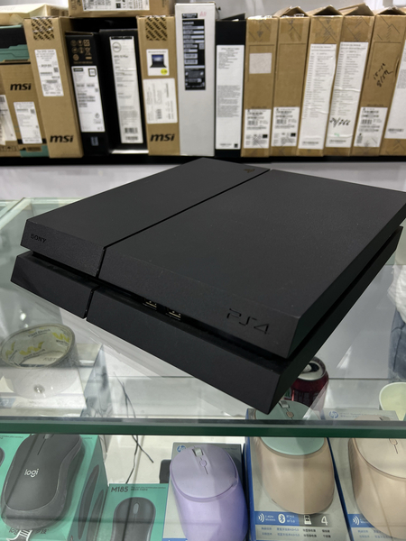 Playstation 4 500gb + 4ta jostik