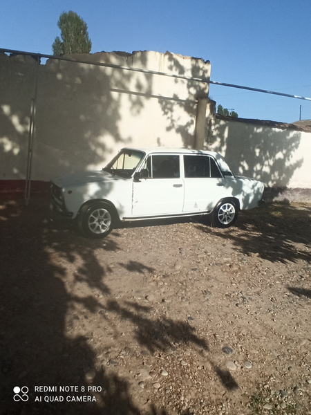 Vaz 21011 sotiladi