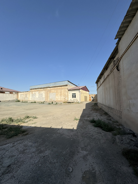 Нотурар бино сотилади