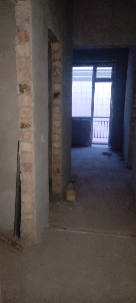 2 xonali kvartira sotiladi podvali bor