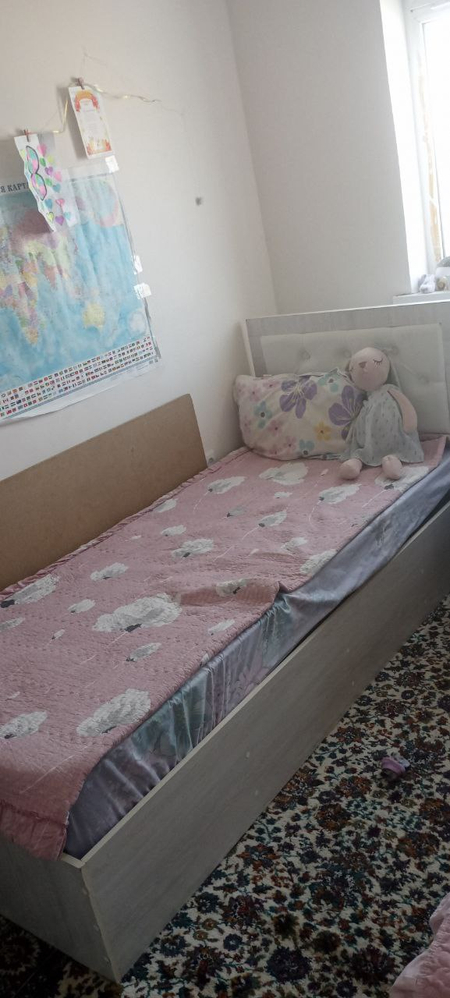 2 одинаковые кровати с ортопед. матрасами состояние идеальное.