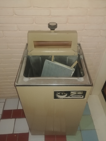 Продаётся стеральная машина.