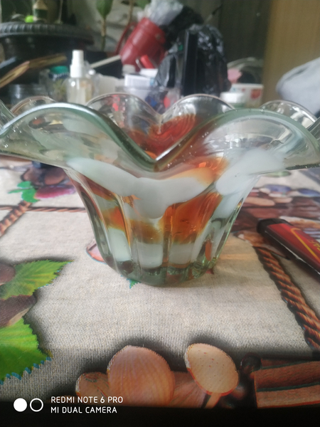 Продаётся пепельница СССР  60-70 гд  цветное стекло