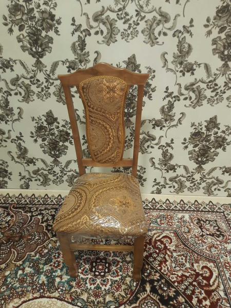 Продаётся стол и стулья