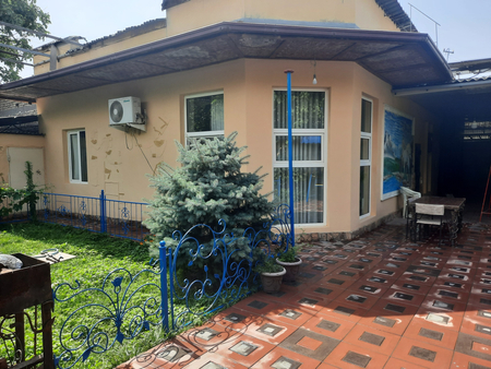 Продаётся коттедж с действующим автосервисом в городе Алмалык.