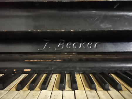 Пианино J.Becker