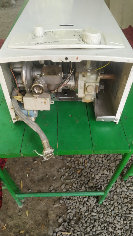 Газовая колонка ARISTON