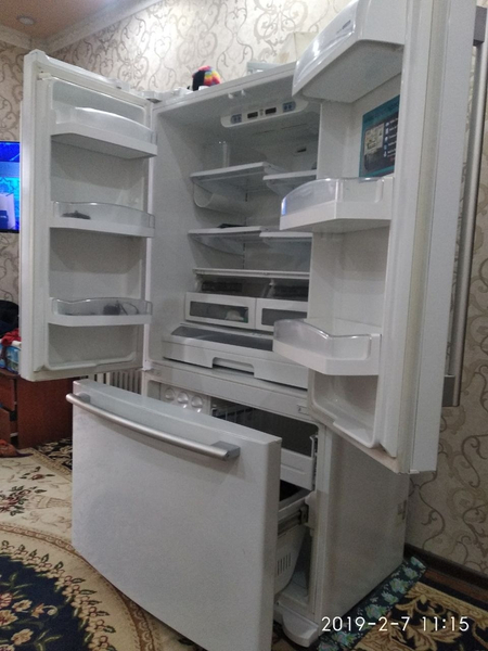 Продаются Холодильник LG