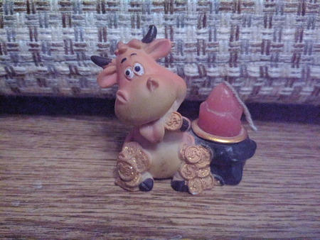 Фигурка коровы со свечкой