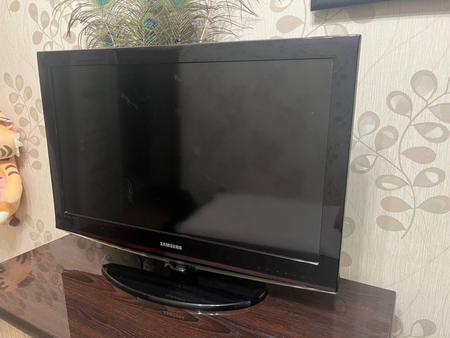 Продам телевизор Samsung LA32C450E1