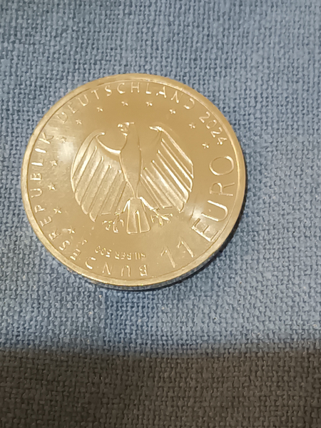 Продам монету,монету.