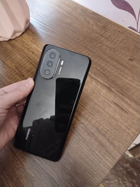 Продам HUAWEI nova Y70
