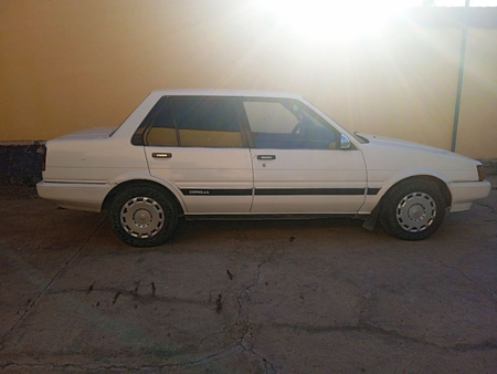 Toyota corolla 1986 sotiladi