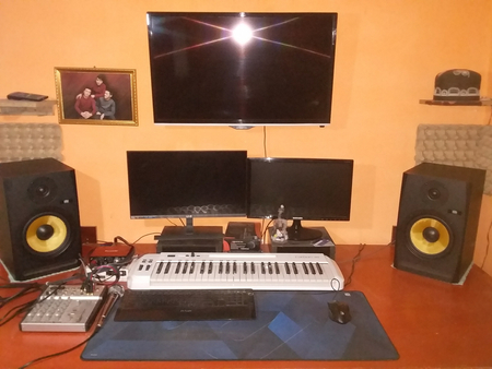 Krk rokit m8 studio monitor holati yangi ishlatilmagan